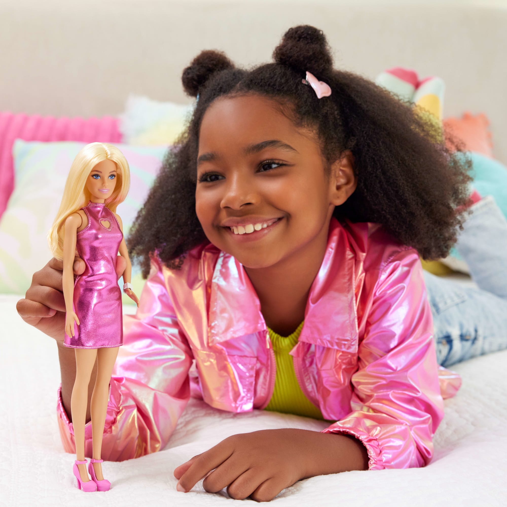 Kalp detaylı metalik pembe mini elbisesiyle sarı saçlı Barbie ...