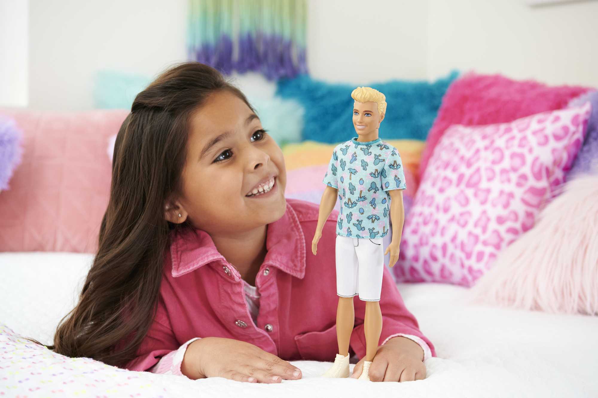 Muñeco Ken® de Barbie® Fashionistas™ n. 211 con pelo rubio y camiseta ...